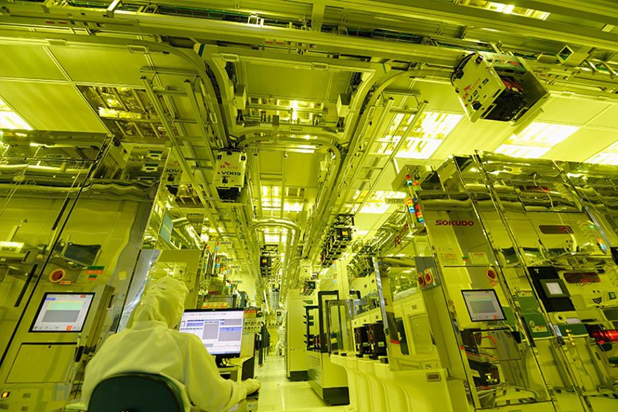 OHT equipment running at the ceiling of SK hynix semiconductor fabs ...